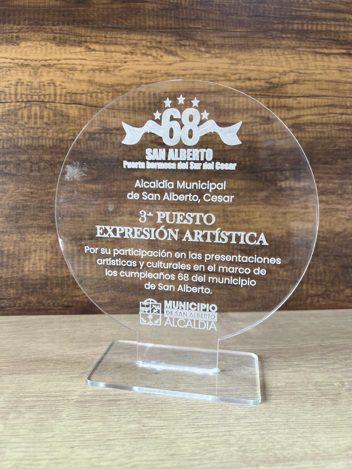 PLACA DE RECONOCIMIENTO EN ACRÍLICO CRISTAL CIRCULAR. – INNOVE